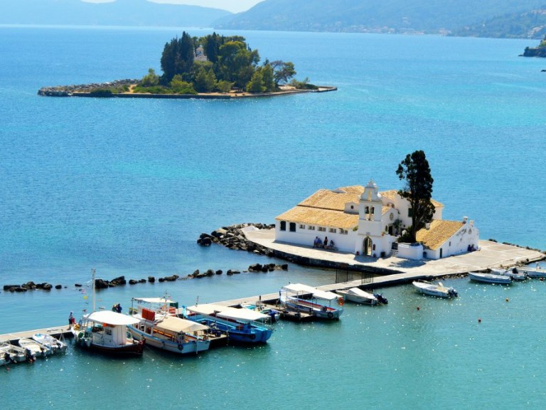Απόψε την κιθάρα μου τη στόλισα κορδέλες… κι έφτιαξα κερκυραϊκές ...